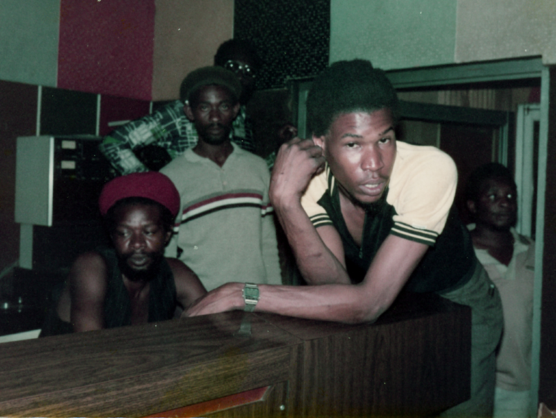 Midnight Raver Interviews Flabba Holt – LEGENDARY REGGAE